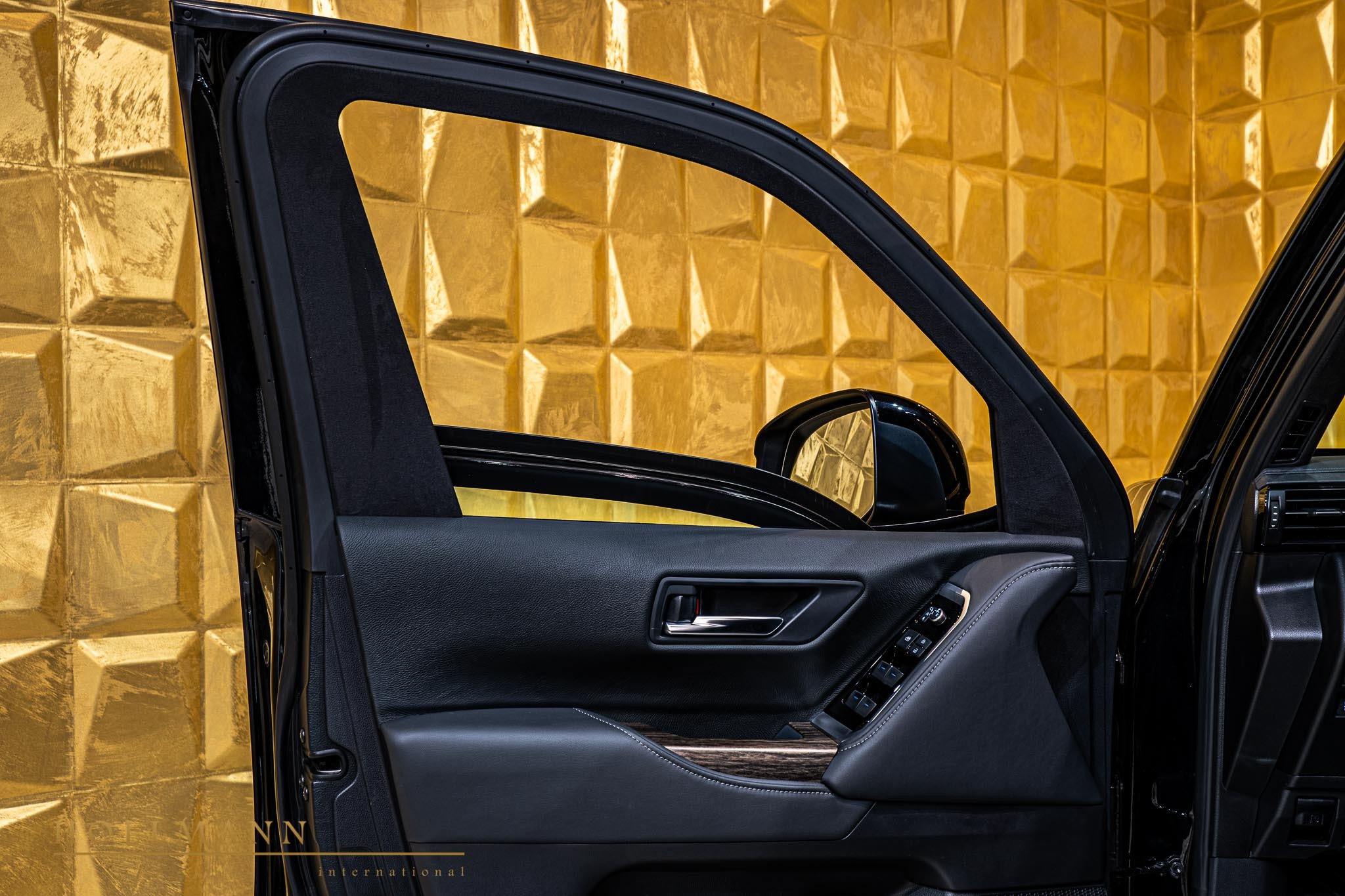 Toyota Land Cruiser 300 ARMOURED VR7/B6 - Hollmann International ...